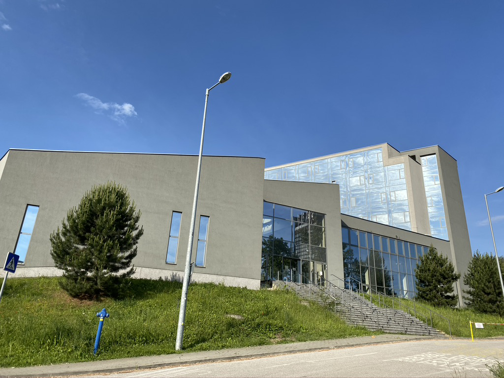 K 26 končiacim zamestnancom sa pridávajú ďalší, vedenie FIIT STU opäť ...